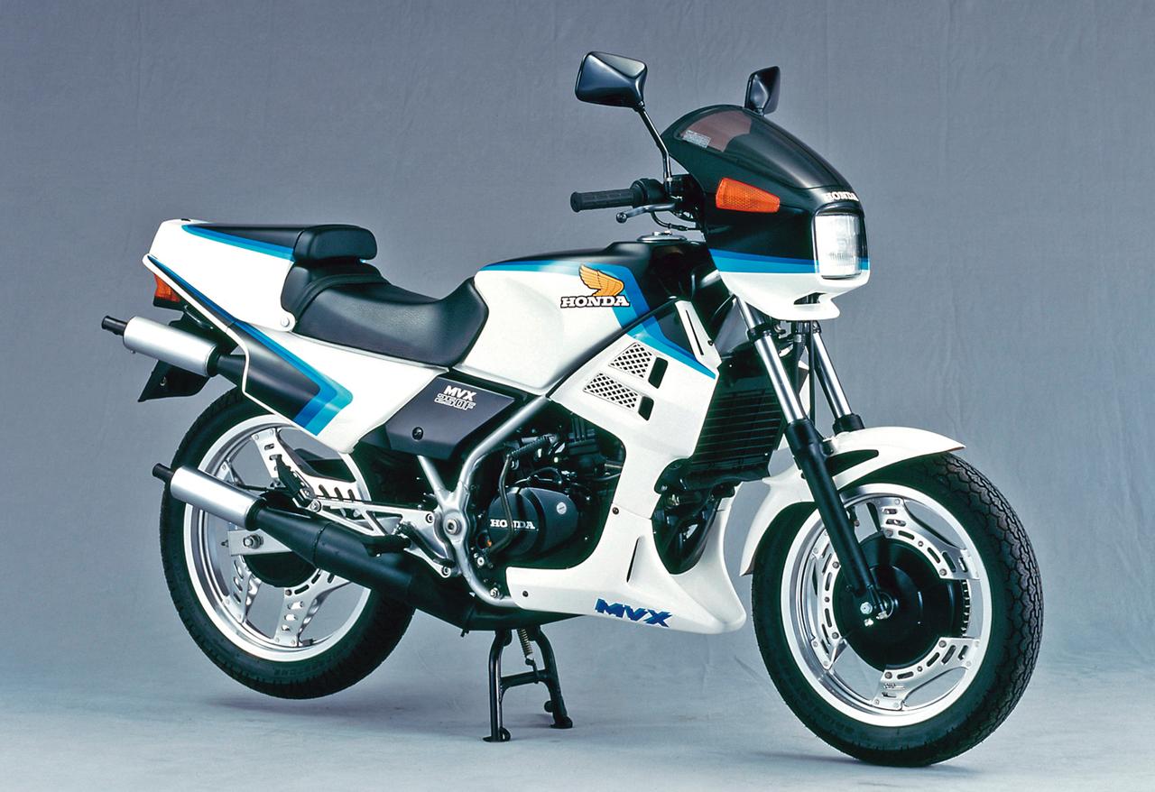 【心に残る日本のバイク遺産】フレディ・スペンサーをカタログに起用したホンダの2ストV型3気筒「HONDA MVX250F」-1983年- 2サイクル250cc史 編 - webオートバイ