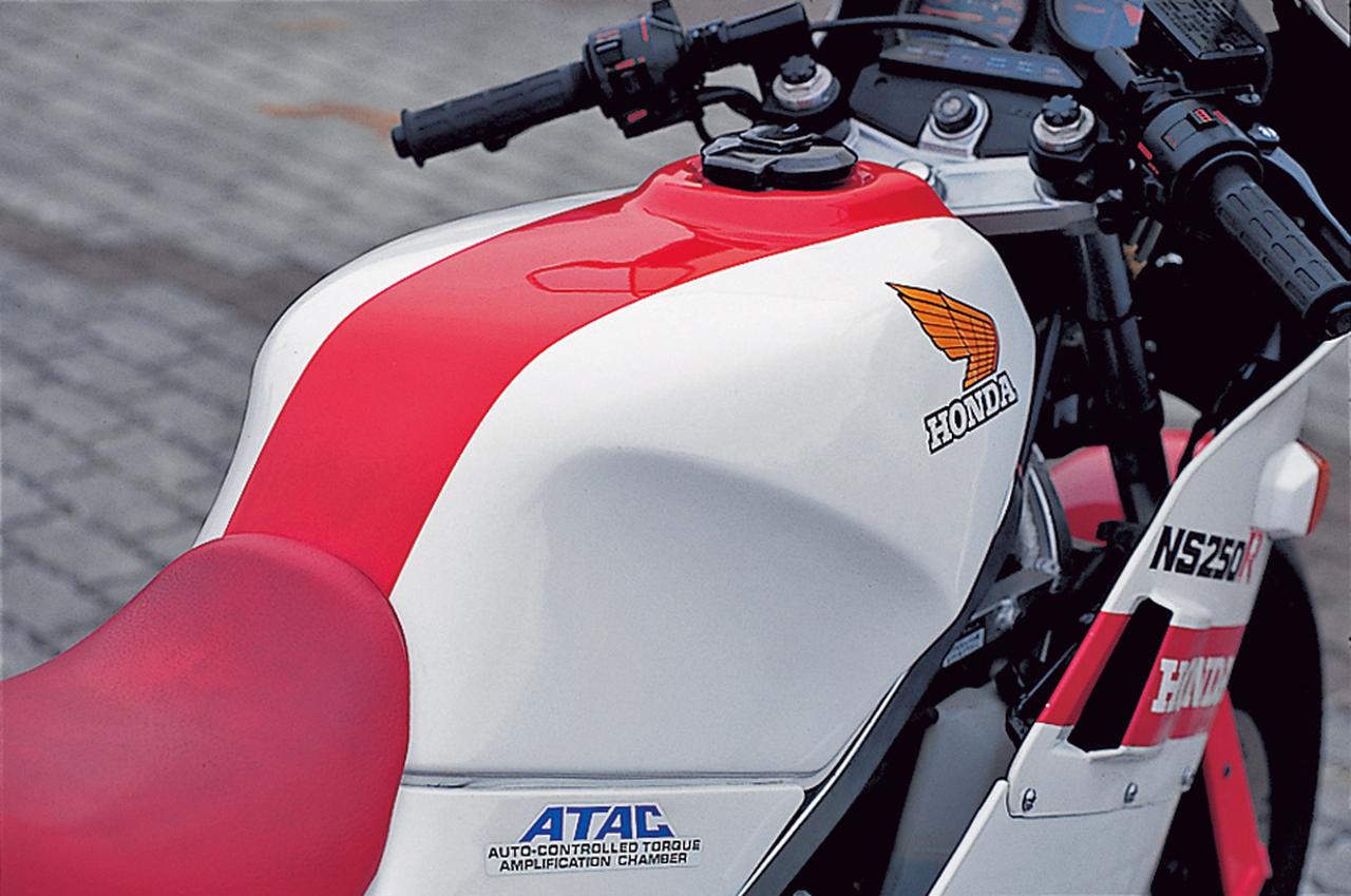 「NS250R」(MC11) ホンダ2スト250の意地とロスマンズカラーの優美 -1984〜1986年- 【心に残る日本のバイク遺産】2サイクル250cc史 編 - webオートバイ