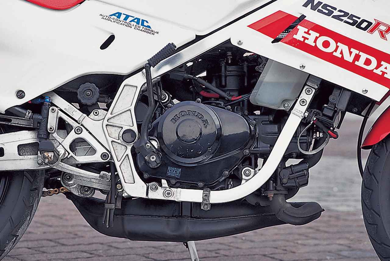 「NS250R」(MC11) ホンダ2スト250の意地とロスマンズカラーの優美 -1984〜1986年- 【心に残る日本のバイク遺産】2サイクル250cc史 編 - webオートバイ