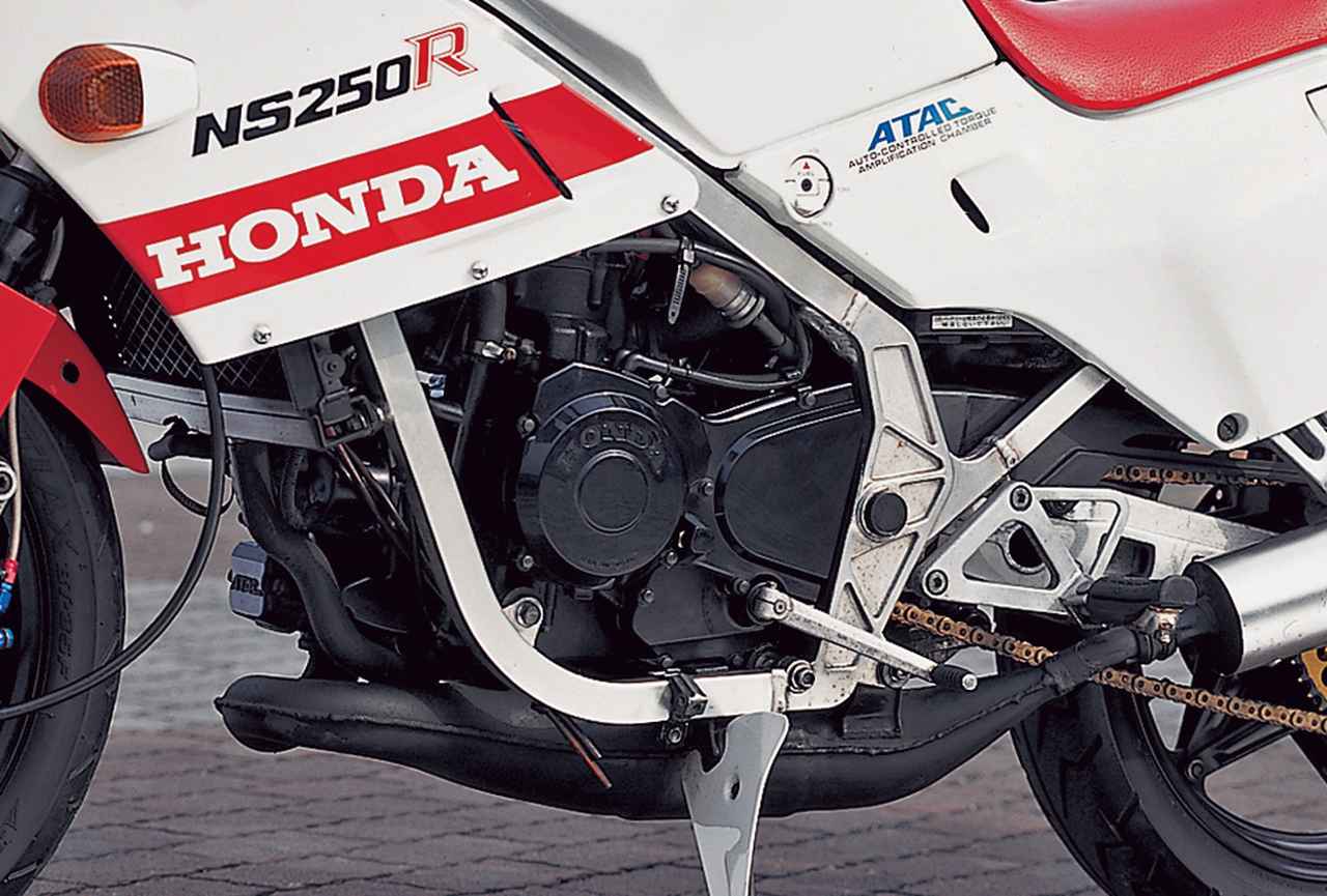 「NS250R」(MC11) ホンダ2スト250の意地とロスマンズカラーの優美 -1984〜1986年- 【心に残る日本のバイク遺産】2サイクル250cc史 編 - webオートバイ