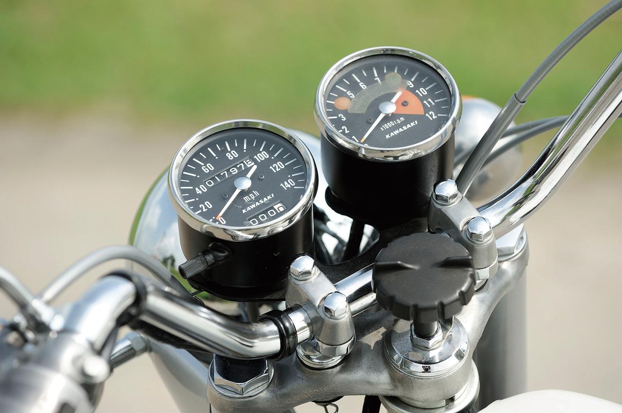 カワサキ「500SS MACH III」（マッハ3）歴史解説＆試乗インプレ｜世界初の2スト3気筒で目指した、圧倒的な加速性能と最高速度 (3/3) - webオートバイ