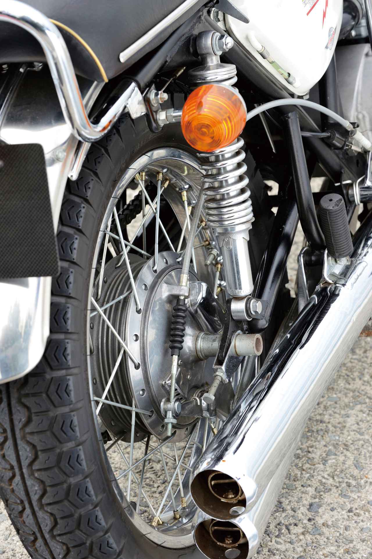 カワサキ「500SS MACH III」（マッハ3）歴史解説＆試乗インプレ｜世界初の2スト3気筒で目指した、圧倒的な加速性能と最高速度 (3/3) - webオートバイ