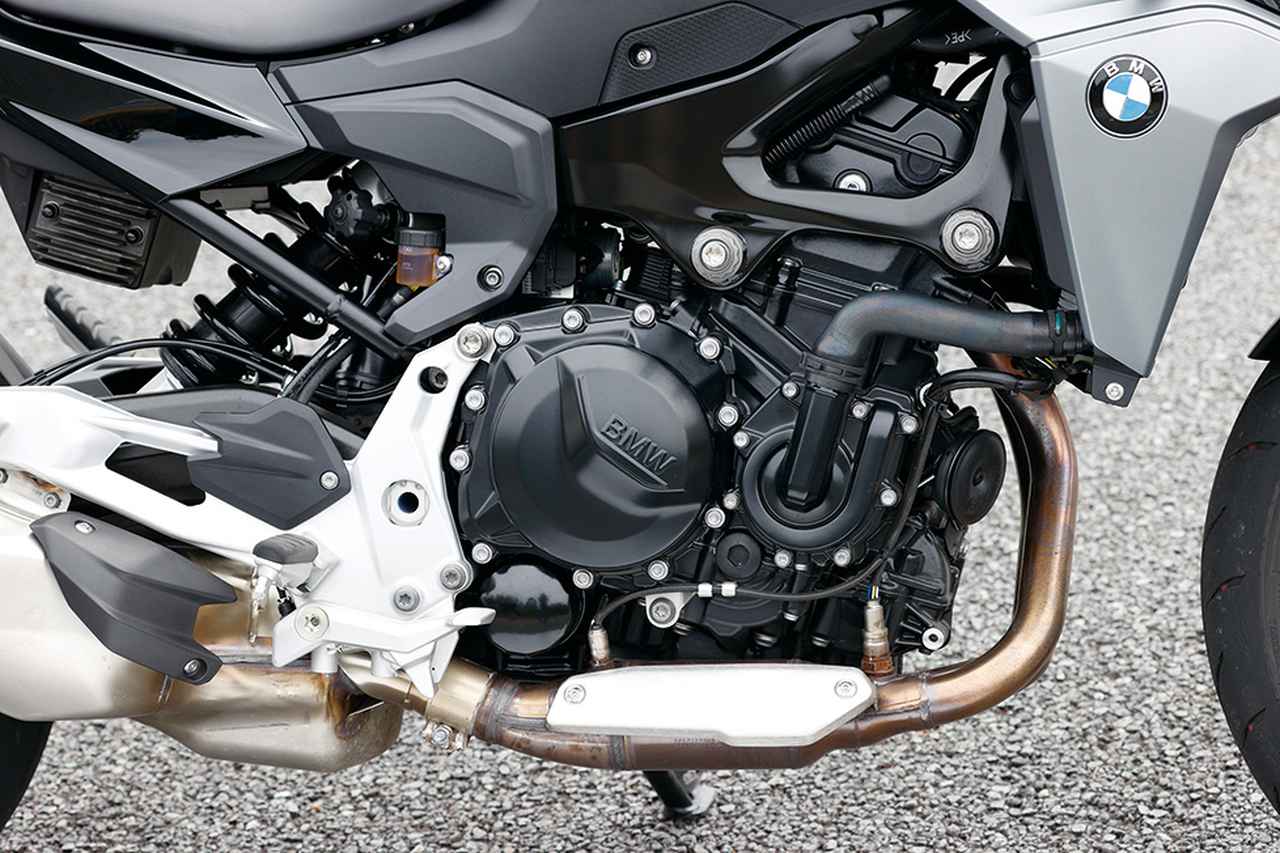 BMW「F900R」「F900XR」比較インプレ（2020年）エンジン＆車体一新で激進化！ 走りが光るミドルスポーツ (1/2) - webオートバイ