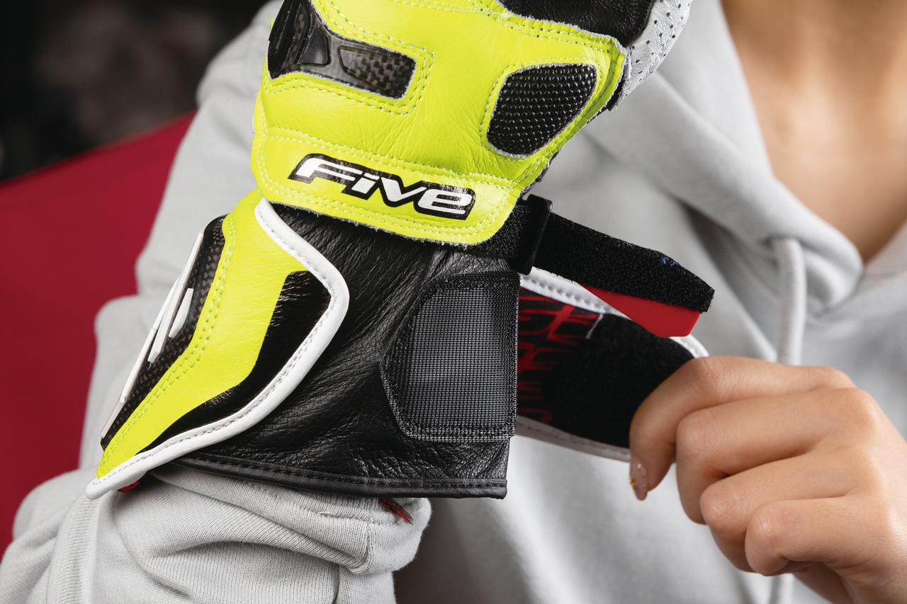 街乗りからツーリングユースにも使えるMotoGP仕様のレーシンググローブ！ FIVE「RFX1」をテスト＆レポート - webオートバイ