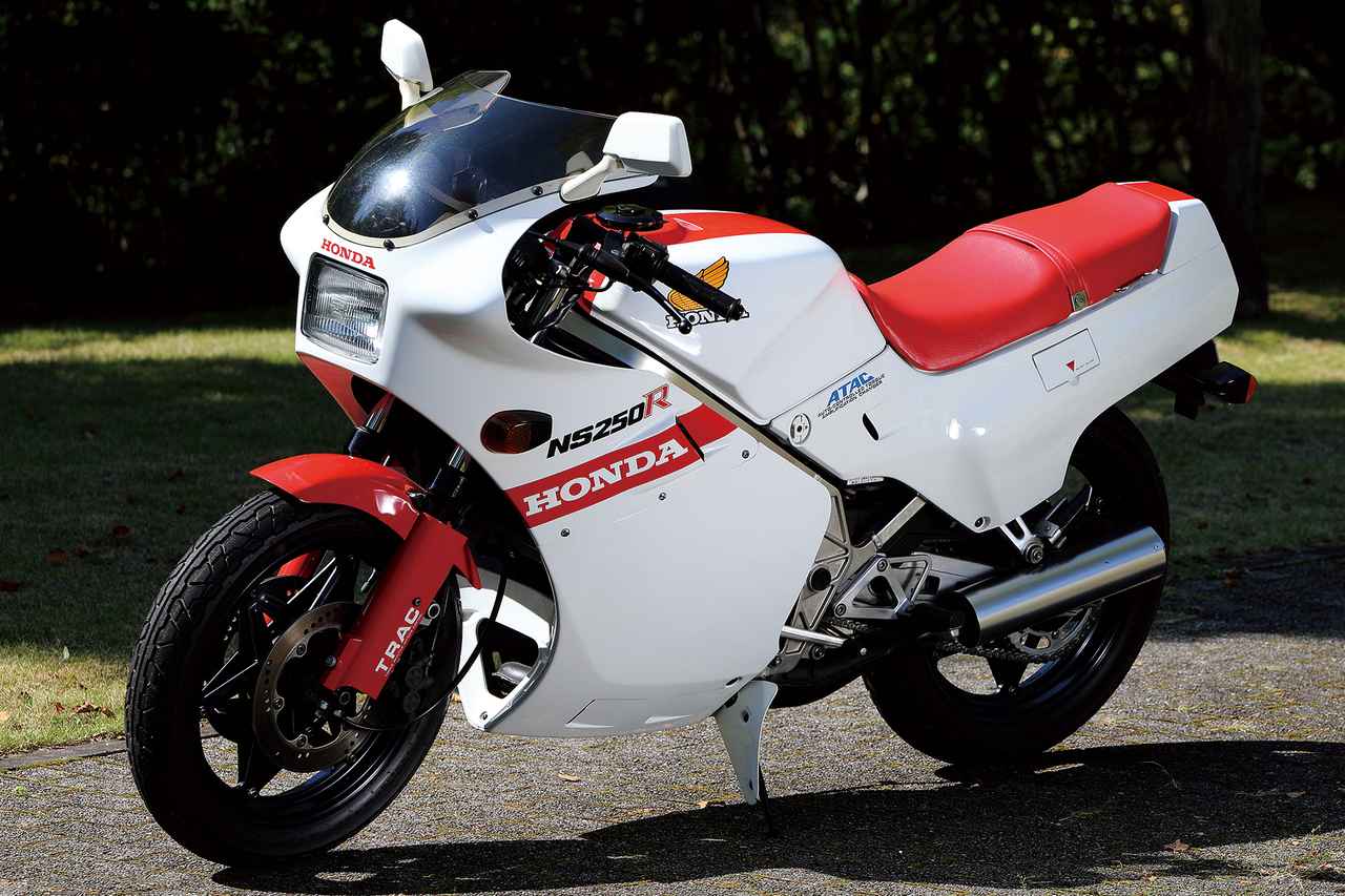ホンダ「NS250R」歴史解説｜アルミフレームに量産車世界初の水冷2ストVツインエンジンを搭載（1984年） - webオートバイ