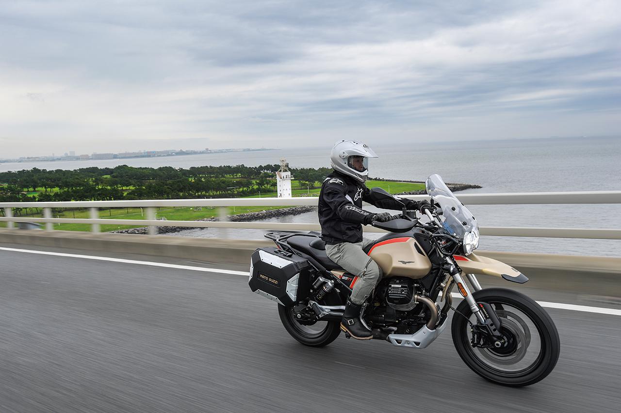 【インプレ】モトグッツィ「V85TTトラベル」（2021年）パニアケースや大型スクリーンなどを標準装備した快適アドベンチャー (2/2) - webオートバイ