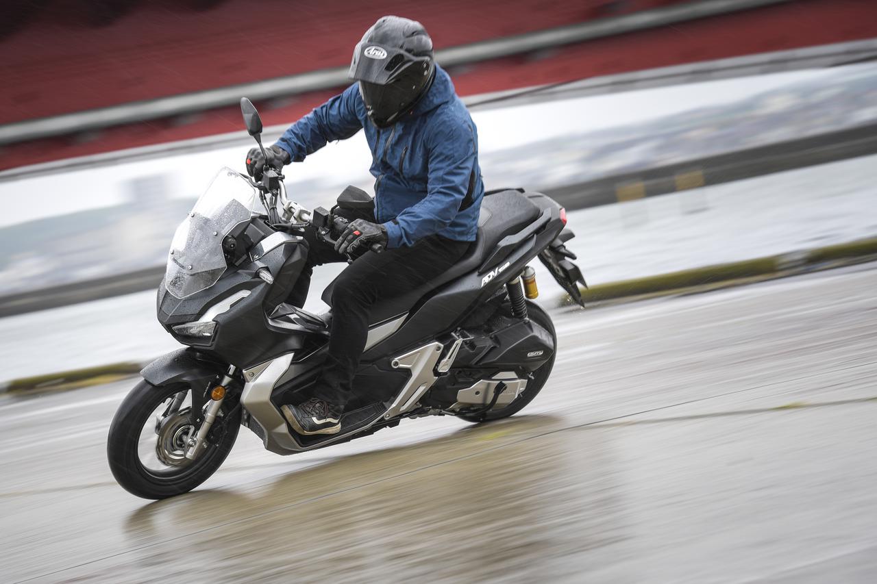 ホンダ「ADV150」通勤インプレ｜1カ月間の街乗りで分かった走行性能・使い勝手などをレポート（2021年） (1/2) - webオートバイ