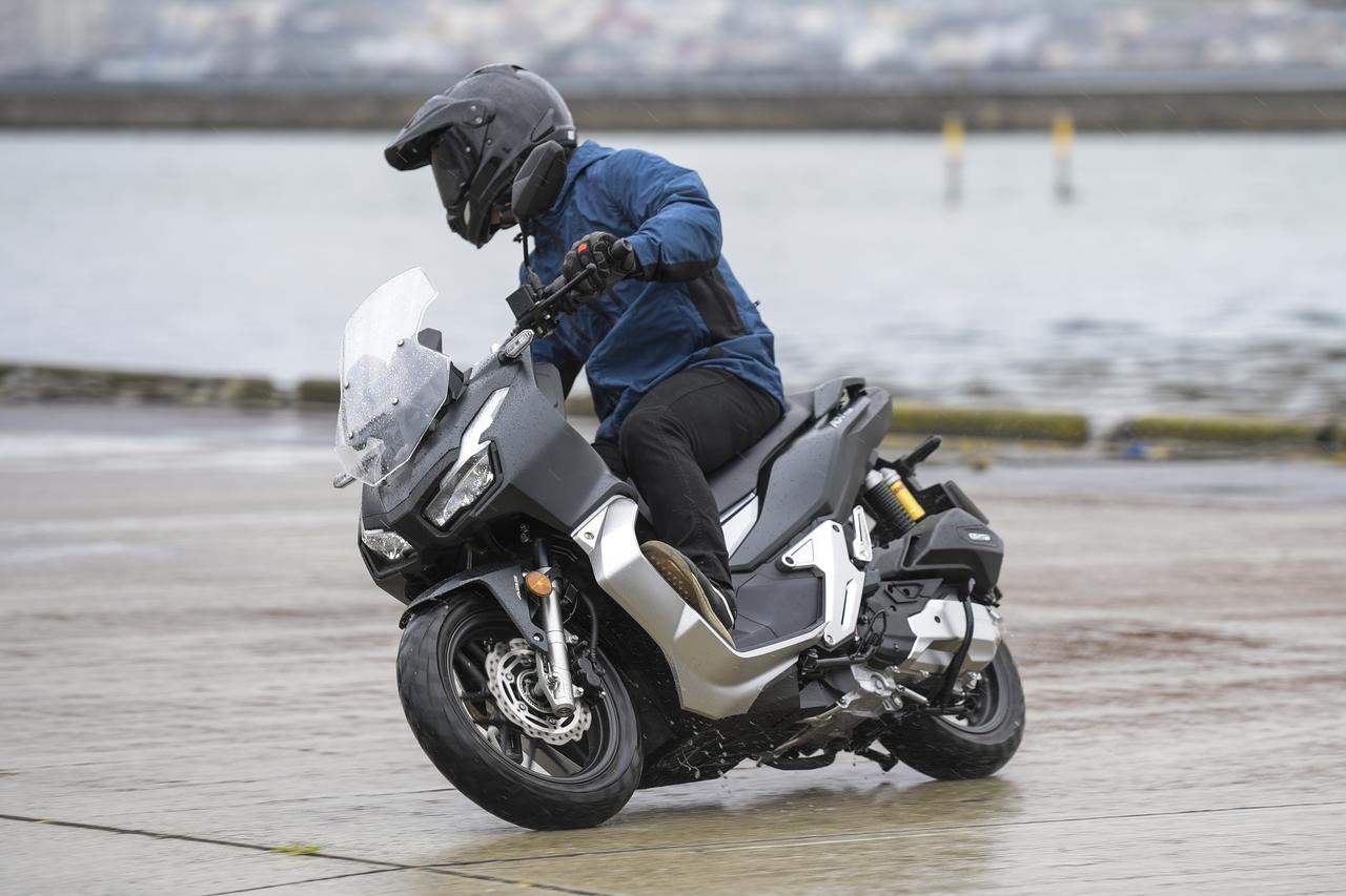 ホンダ「ADV150」通勤インプレ｜1カ月間の街乗りで分かった走行性能・使い勝手などをレポート（2021年） (1/2) - webオートバイ