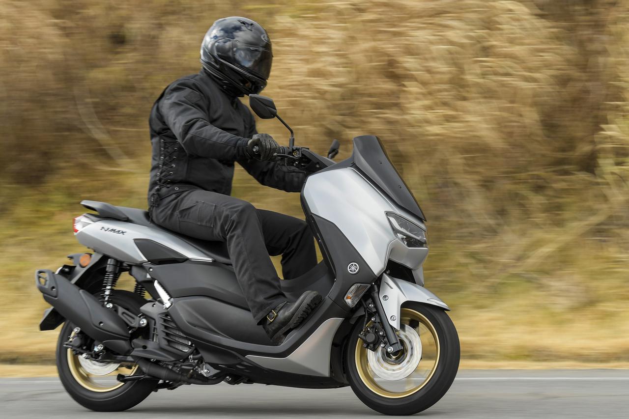 ヤマハ新型「NMAX」通勤インプレ｜最先端125ccスクーターは『クラスを超えた』という言葉がふさわしい！（2022年） (1/2) - webオートバイ