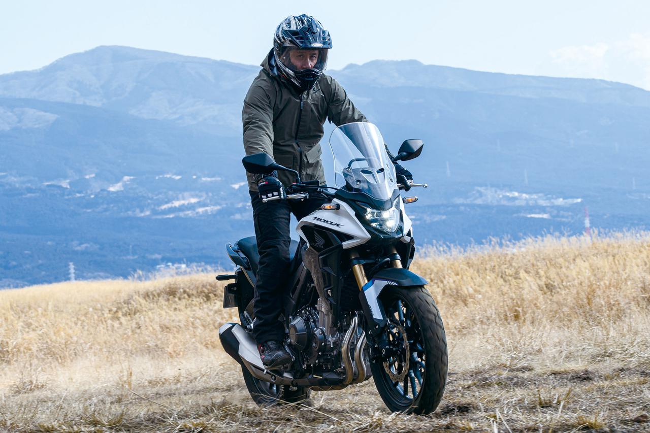 ホンダ「400X」インプレ（2022年）｜オンロード寄りのクロスオーバーだけどオフロードもしっかり楽しめる？【伊藤真一のロングラン研究所】 (1/2) - webオートバイ