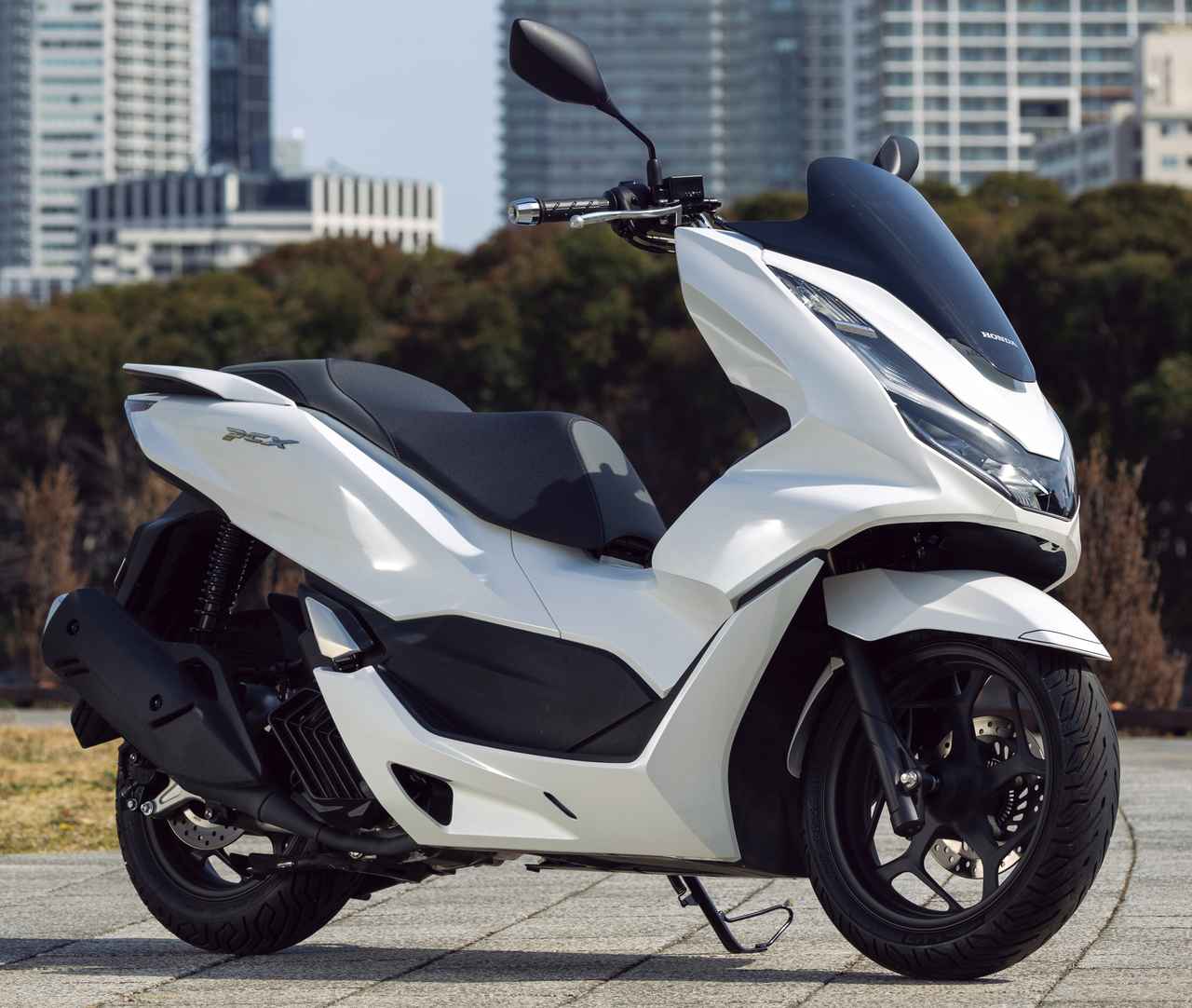 ホンダ「PCX」インプレ（2022年）大人気125ccスクーターの魅力を検証！ 2021年のモデルチェンジで何が変わったのか？ (1/2) - webオートバイ