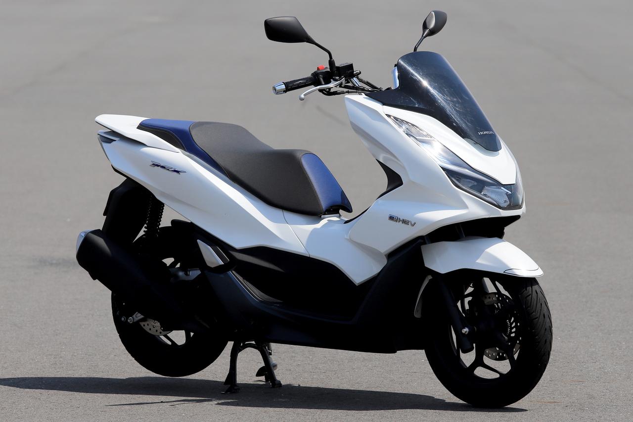 ホンダ「PCX e:HEV」通勤インプレ（2022年）｜1カ月間の街乗りでハイブリッド原付二種の真価を探る！ 燃費も2度計測！ (1/2) - webオートバイ