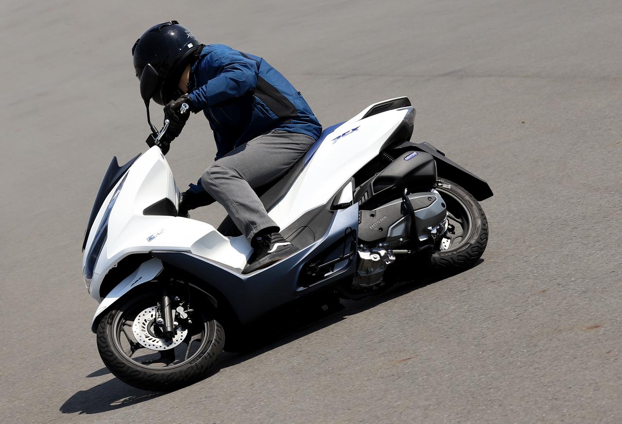 ホンダ「PCX e:HEV」通勤インプレ（2022年）｜1カ月間の街乗りでハイブリッド原付二種の真価を探る！ 燃費も2度計測！ (1/2 ...