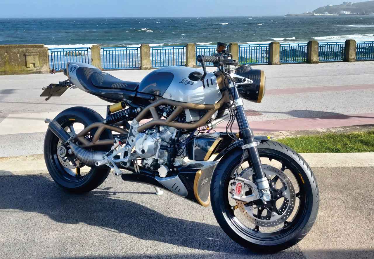 2スト250ccの新型車 ランゲン「2ストローク」を解説｜お値段800万円！ イギリスの名ビルダーが造るこだわりの一台 - webオートバイ