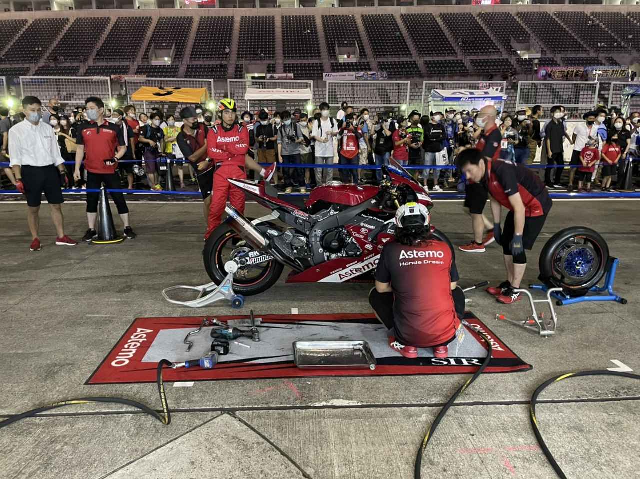 モータースポーツ初心者・楠瀬るりの“ピットから発信中♡”／鈴鹿 8耐 編 (1/2) - webオートバイ