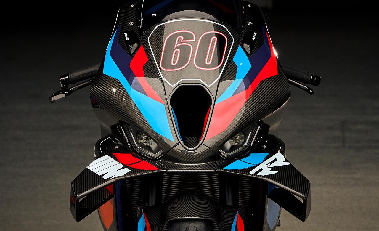 BMW新型「M1000RR」発表｜最高速をアップ、究極のロードゴーイングレーサーがさらなる進化を遂げた！ - webオートバイ