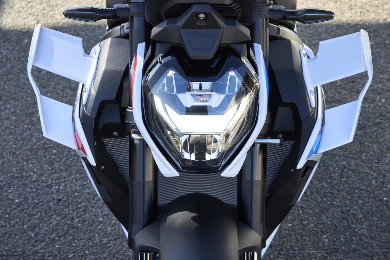 BMW「M1000R」登場、二輪版Mシリーズ第二弾！ ウイングレット装着、最新スペックエンジンで最高出力を210HPにまでアップ - webオートバイ