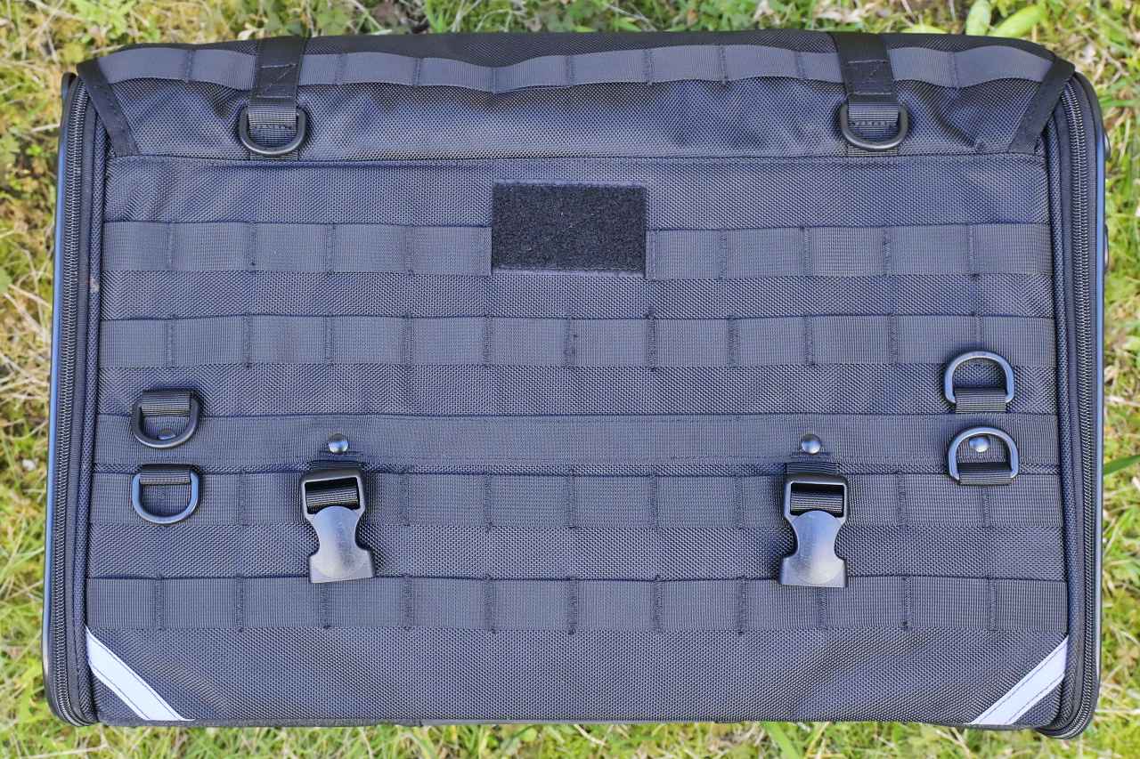 もはやバッグの定番機能。MOLLE / PALS のウェビングを、ヘンリービギンズ システムシートバッグで徹底的に使いこなす〈若林浩志の ...