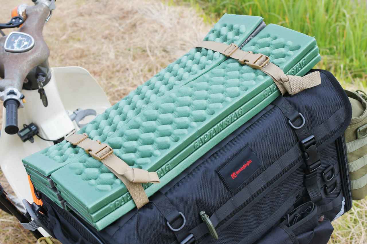 もはやバッグの定番機能。MOLLE / PALS のウェビングを、ヘンリービギンズ システムシートバッグで徹底的に使いこなす〈若林浩志の ...