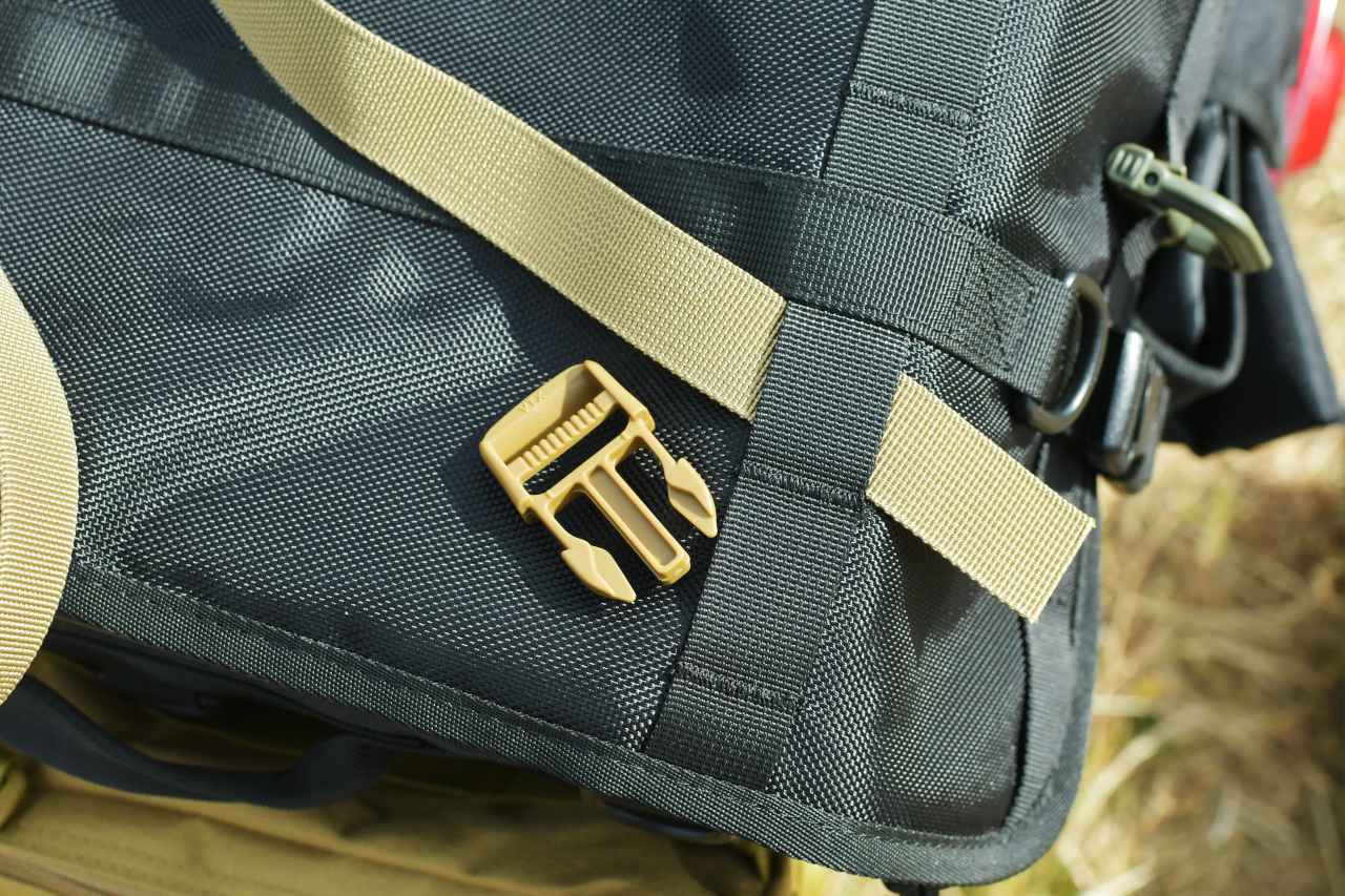 もはやバッグの定番機能。MOLLE / PALS のウェビングを、ヘンリービギンズ システムシートバッグで徹底的に使いこなす〈若林浩志の ...