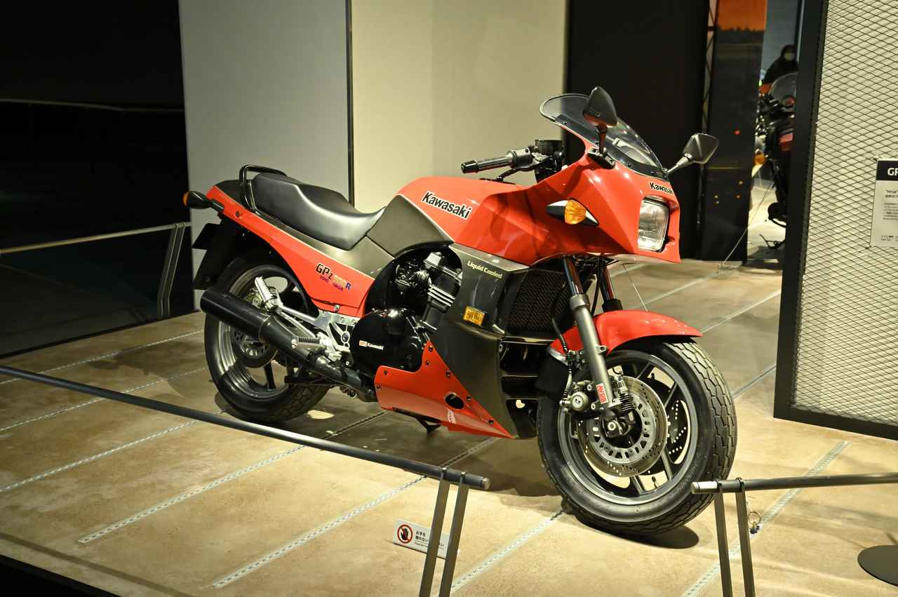 映画「トップガン マーヴェリック」で実際に使用した“本物”のニンジャ2台をカワサキワールドで特別展示！ - webオートバイ