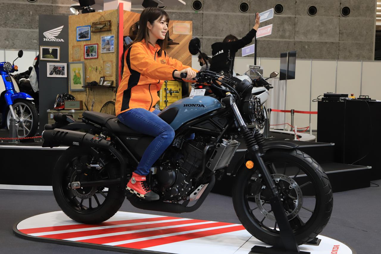 ホンダ「CL250」の足つき性やライディングポジションはどんな感じ？ 梅本まどか（身長164cm）がチェック【オートバイ女子部のフォトアルバム】 - webオートバイ