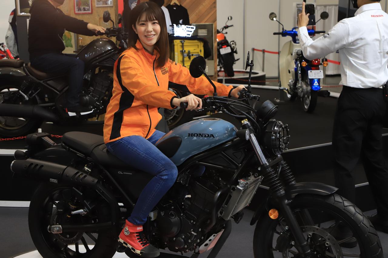 ホンダ「CL250」の足つき性やライディングポジションはどんな感じ？ 梅本まどか（身長164cm）がチェック【オートバイ女子部のフォトアルバム】 - webオートバイ