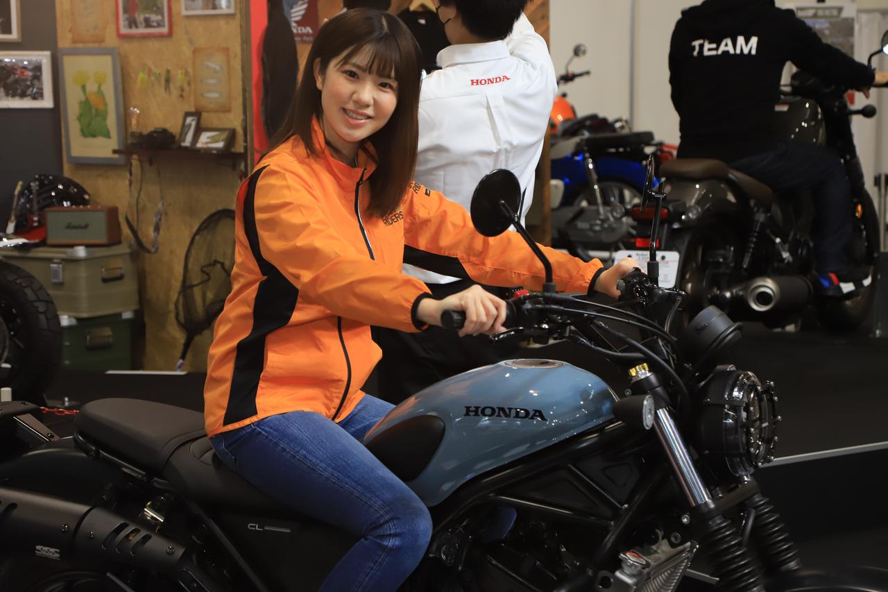 ホンダ「CL250」の足つき性やライディングポジションはどんな感じ？ 梅本まどか（身長164cm）がチェック【オートバイ女子部のフォトアルバム】 - webオートバイ