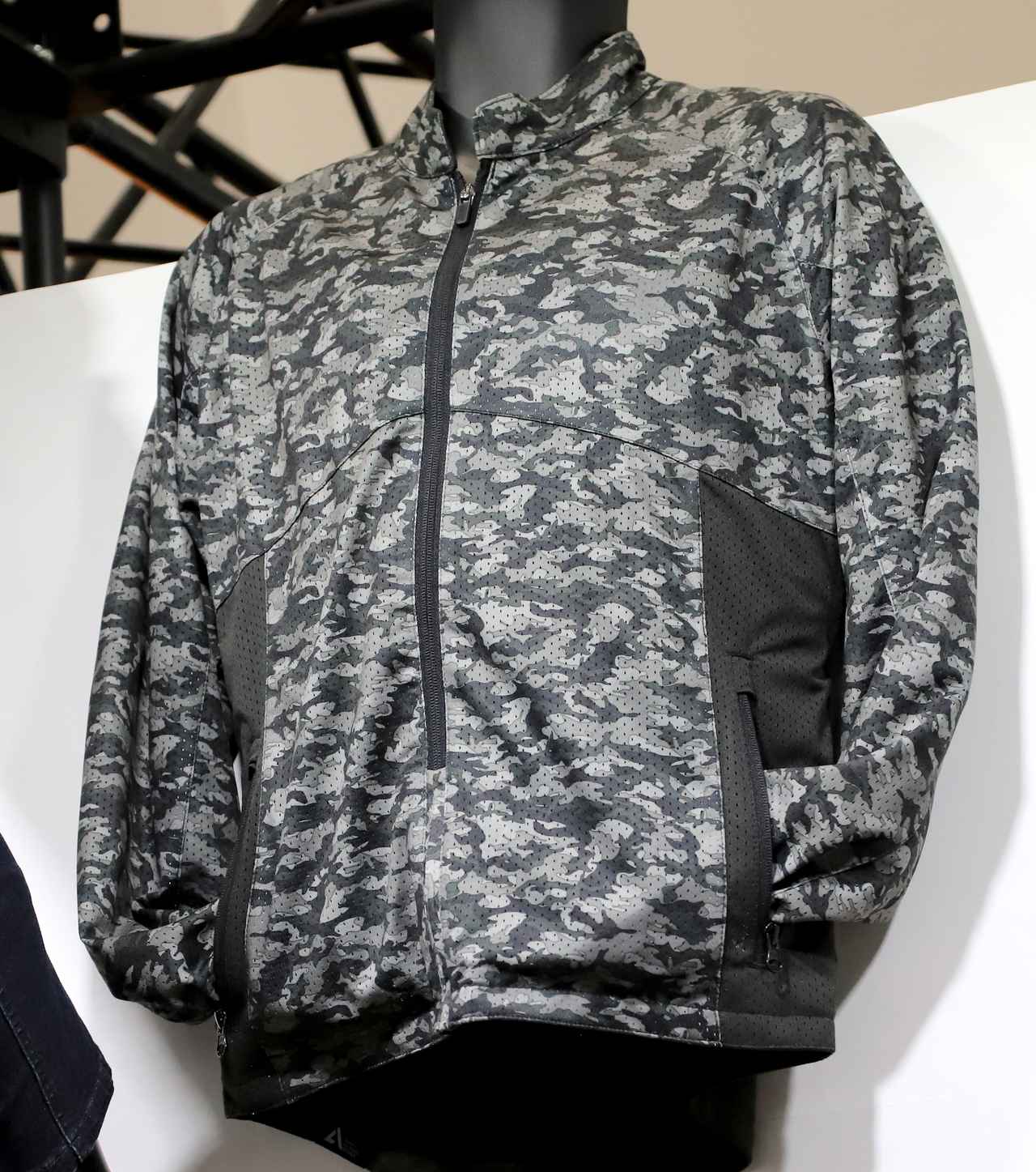 メッシュジャケット特集 2023｜涼しいウェアで真夏のバイクツーリングを乗り切ろう！ 合計8ブランドのおすすめジャケットを紹介 (3/3) - webオートバイ