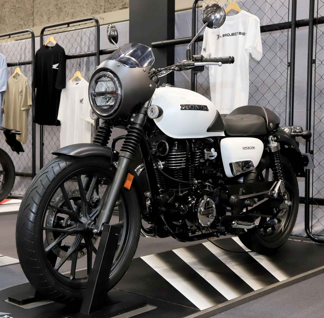 ホンダブースに展示された謎の「GB350」を考察｜アクセサリーパーツ装着車の正体は、新型・2023年モデルだった!? - webオートバイ
