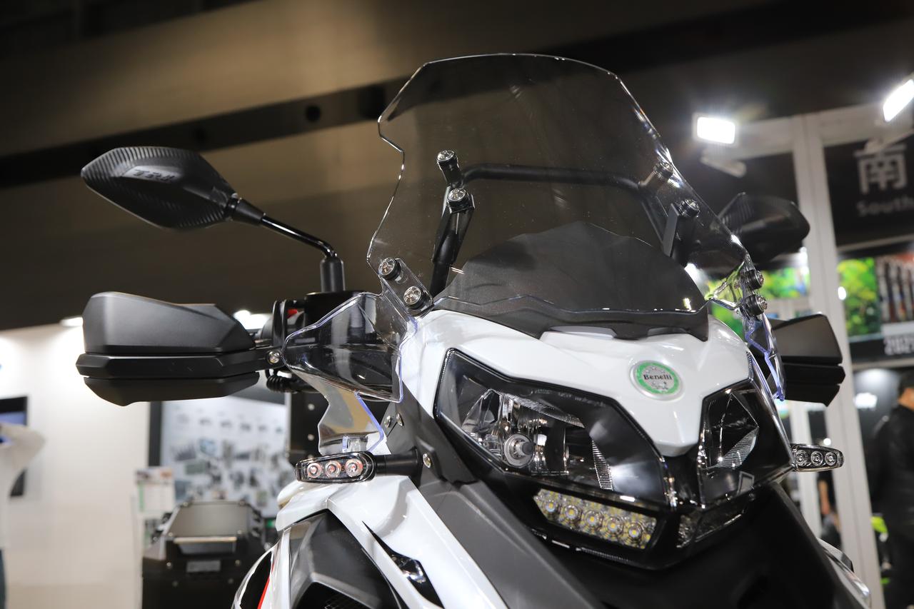 ベネリ「TRK502X」の発売時期は2023年秋頃？ 装備が充実した500cc・2気筒アドベンチャーは価格も魅力的!? - webオートバイ