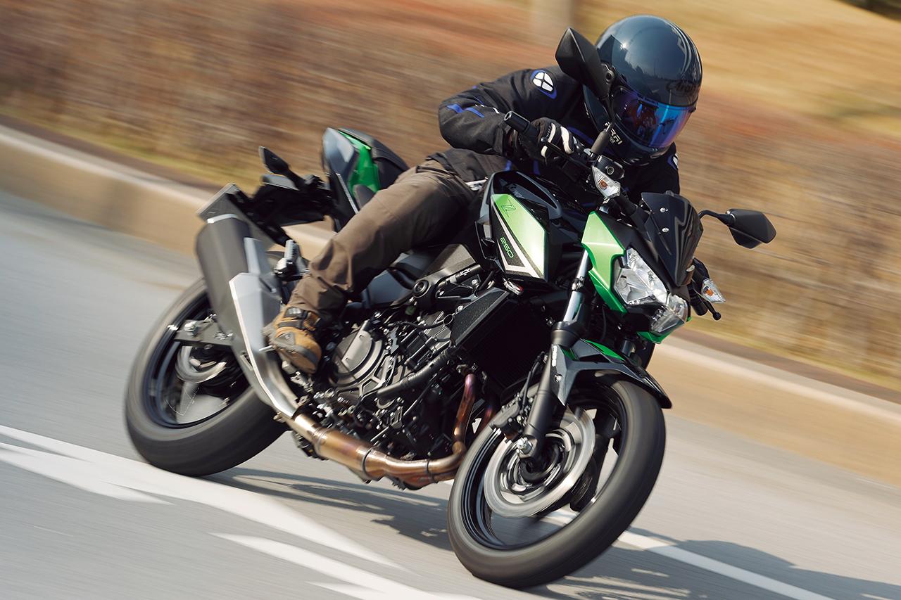 カワサキ「Z250」インプレ｜2023年モデルはエンジンに変化が！ 走り心地・足つき性・各部装備の注目ポイントまで徹底解説 (1/2 ...
