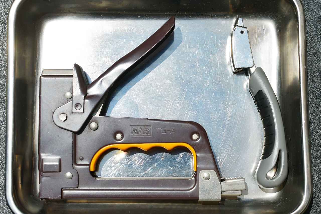 雨でシートがビタビタになるのがイヤなので、スーパーカブ90の社外シ－トに防水ビニールを張り込んでみる〈若林浩志のスーパー・カブカブ・ダイ ...