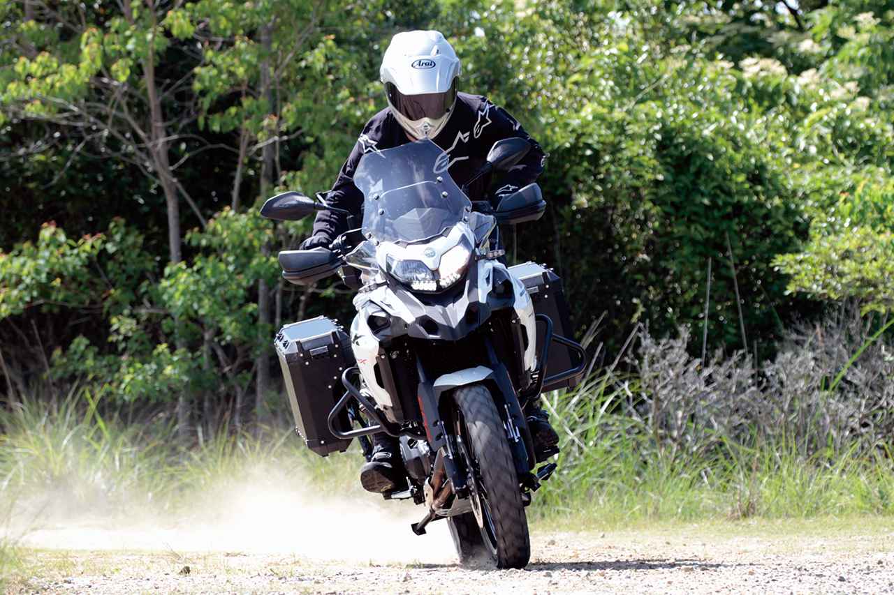ベネリ「TRK502X」レビュー｜掟破りのリッタークラスサイズ！ 巨体が活きる車体造りで、ワンランク上の乗り心地 (1/2) - webオートバイ