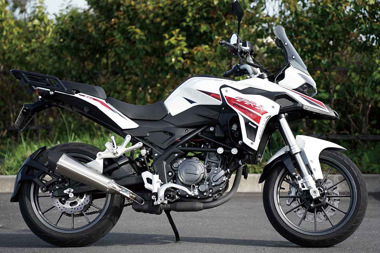 ベネリ「TRK251」レビュー（2023年）跨がり身体を委ねれば、進む道を示してくれる！ 舗装路オンリーの割り切り仕様の潔さ (1/2 ...