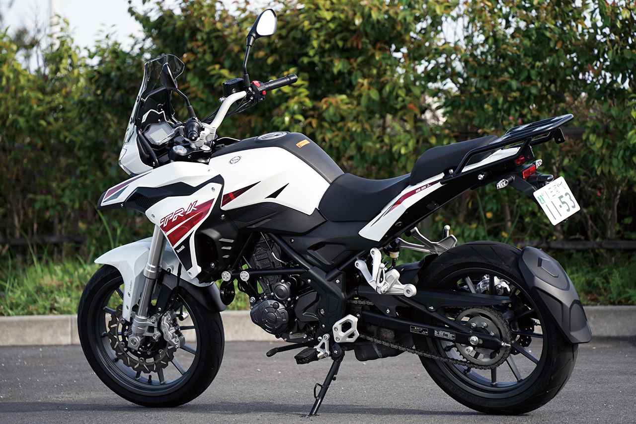 ベネリ「TRK251」レビュー（2023年）跨がり身体を委ねれば、進む道を示してくれる！ 舗装路オンリーの割り切り仕様の潔さ (1/2 ...