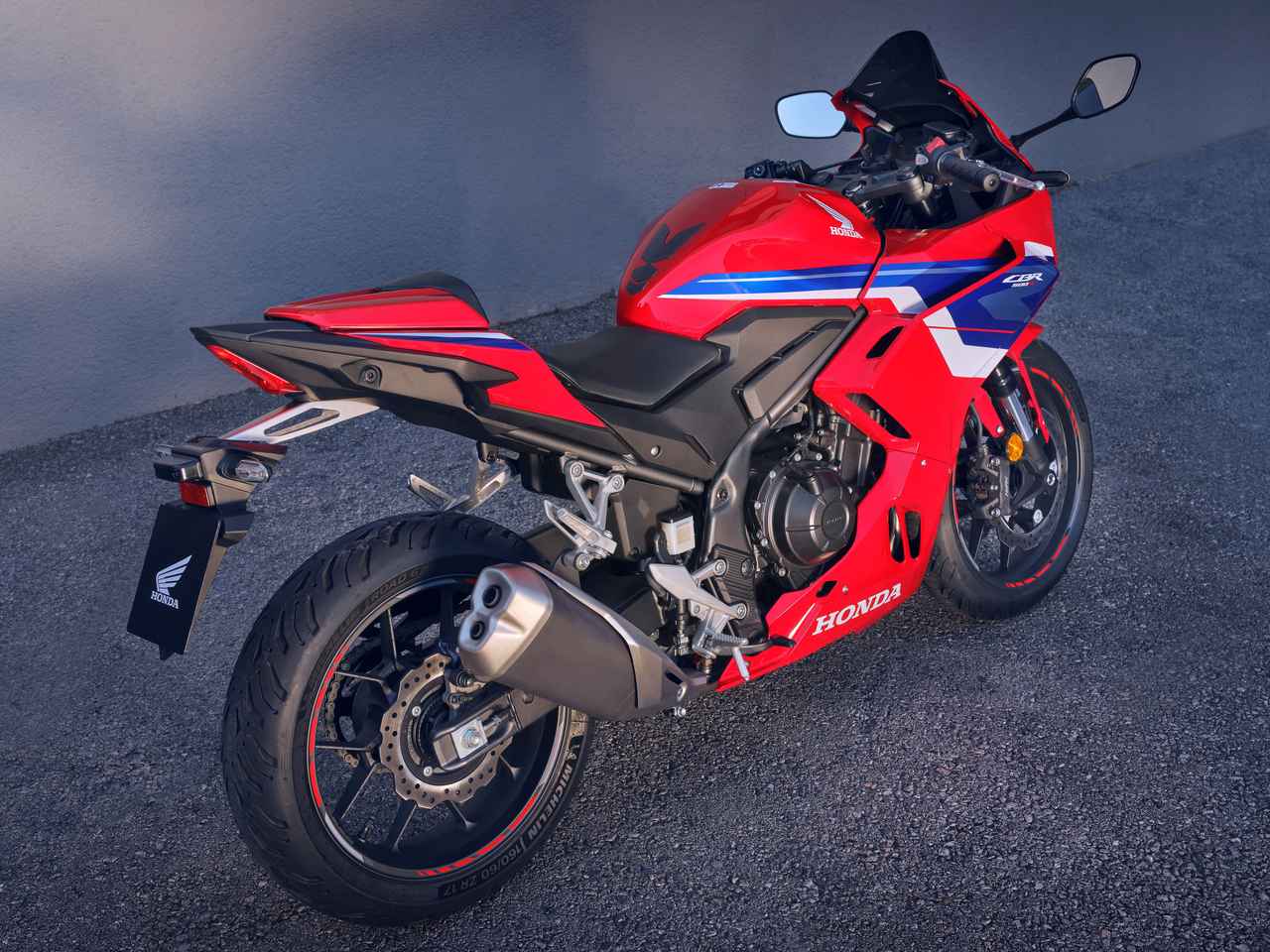 ホンダが新型「CBR500R」を発表！ 日本では新型「CBR400R」として販売予定、スタイリング変更、ウイングレットを装備【2024速報】 - webオートバイ