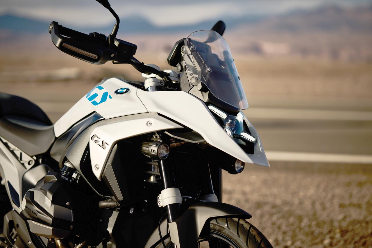 BMW「R 1300 GS」解説｜R 1250 GSからモデルチェンジ！ 排気量アップとともにスタイリングを一新し最新装備も充実