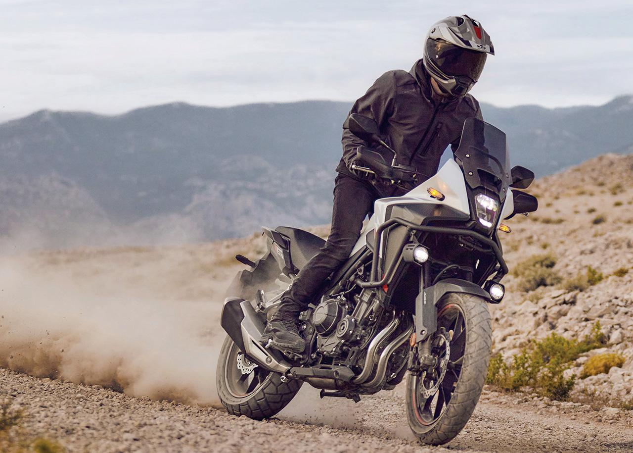 ホンダ「NX500」解説｜ジャストサイズのミドルクロスオーバー！ 国内仕様は400で登場予定 (1/2) - webオートバイ