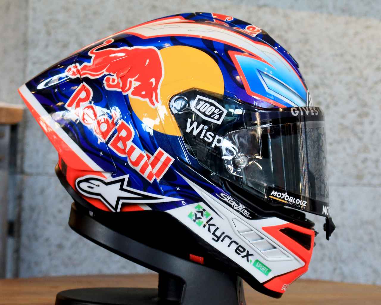 アルパインスターズのオンロードヘルメットは日本でも発売されるのか？ MotoGPライダー御用達の「S-R10」をチェック - webオートバイ