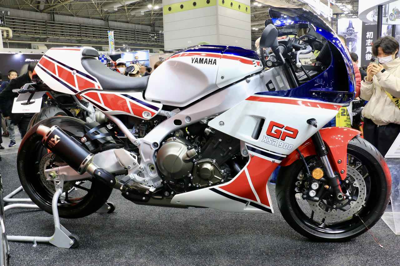 ヤマハ・XSR900GPで新たに作り上げるレーサーレプリカ｜「FZ400R」を彷彿させる外装キットも出るぞ!!【大阪モーターサイクルショー2024レポート】 - webオートバイ