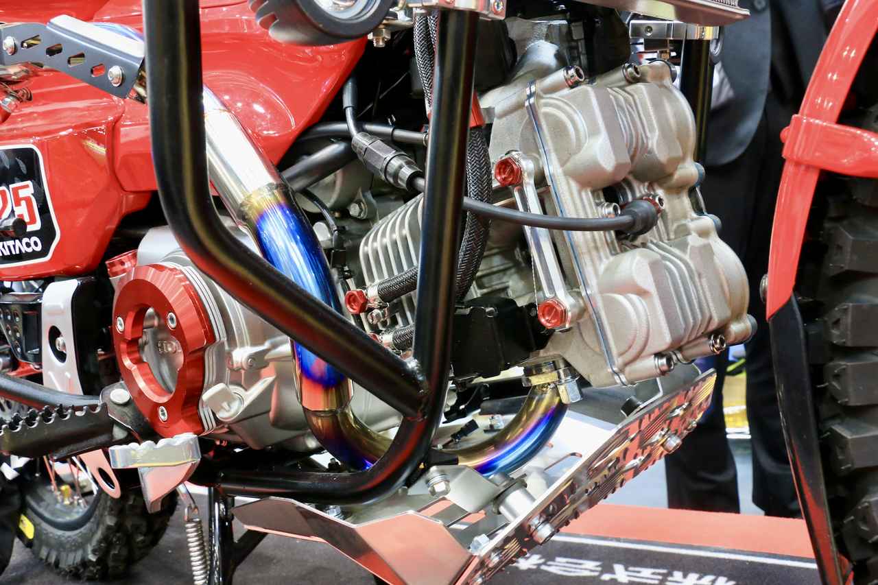 ホンダ「CT125・ハンターカブ（JA55）」用のDOHCヘッドが登場!? キタコが東京MCS2024で公開したカスタムCT125を紹介 - webオートバイ