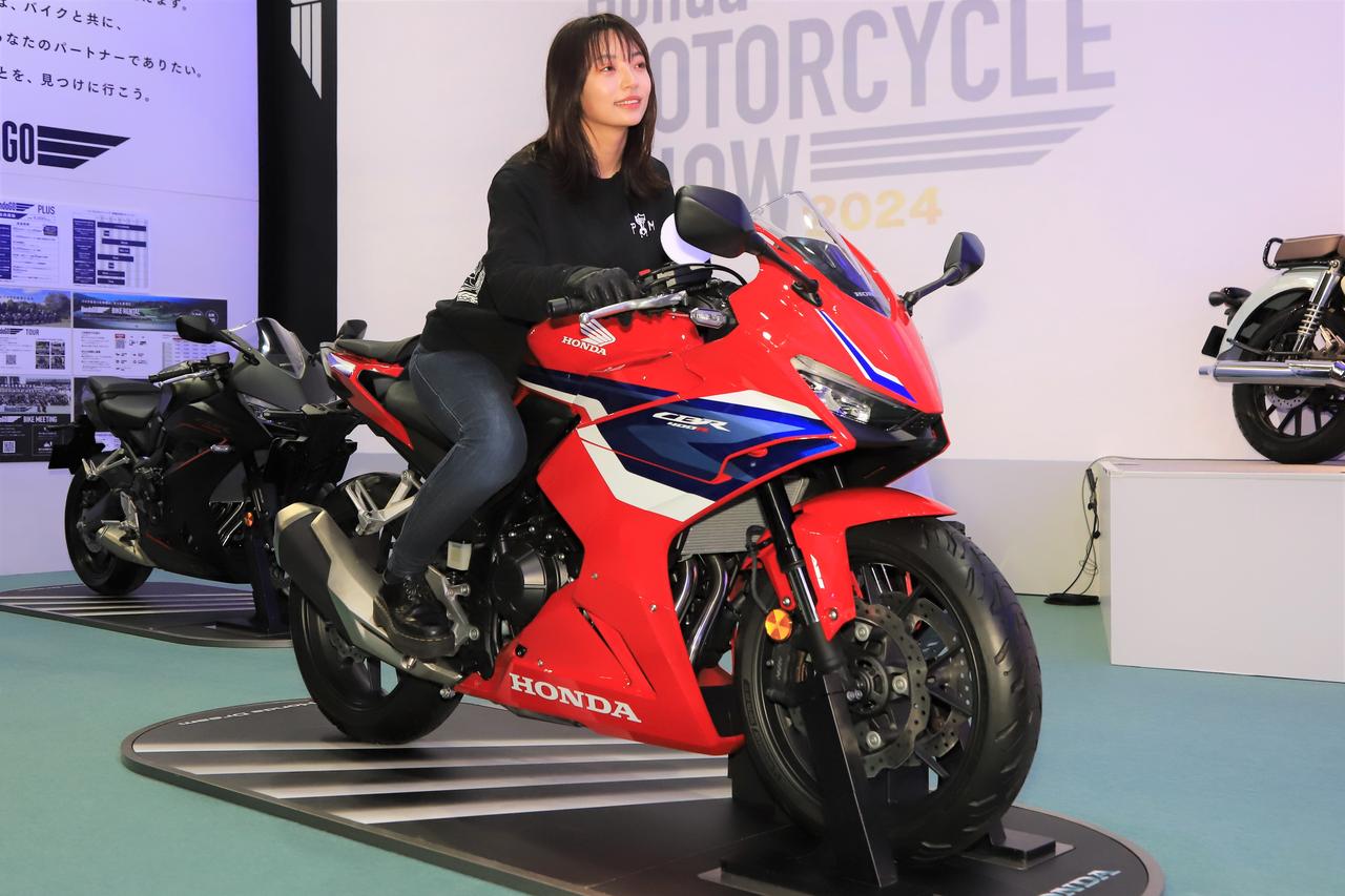 カナイメグ×ホンダ「CBR400R」｜2024年モデルは鋭さアップ！ ライポジ＆足つきチェック【オートバイ女子部のフォトアルバム】 - webオートバイ