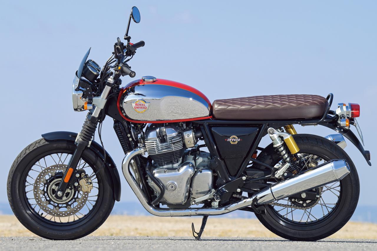 ロイヤルエンフィールド「INT650」インプレ（2024年）端正なフォルムに隠された現代的なエンジンと操縦性 (1/2) - webオートバイ