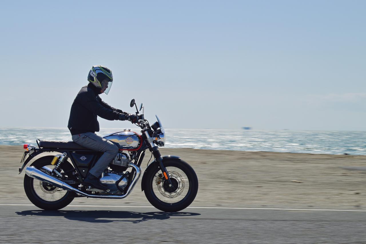 ロイヤルエンフィールド「INT650」インプレ（2024年）端正なフォルムに隠された現代的なエンジンと操縦性 (1/2) - webオートバイ