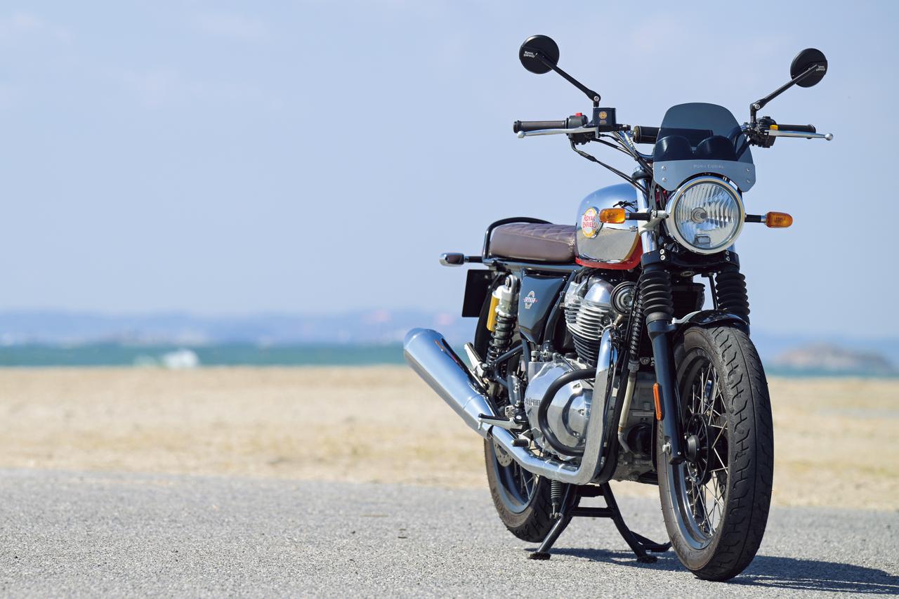 ロイヤルエンフィールド「INT650」インプレ（2024年）端正なフォルムに隠された現代的なエンジンと操縦性 (1/2) - webオートバイ