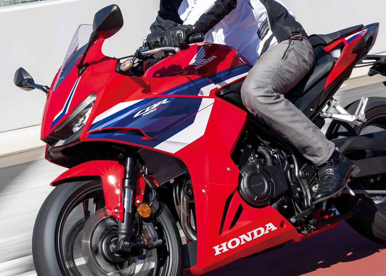 【レビュー】ホンダ新型「CBR400R」インプレ｜鋭いフォルムに変わり、装備も充実！ 円熟の進化を果たした2024年モデル (1/2) - webオートバイ