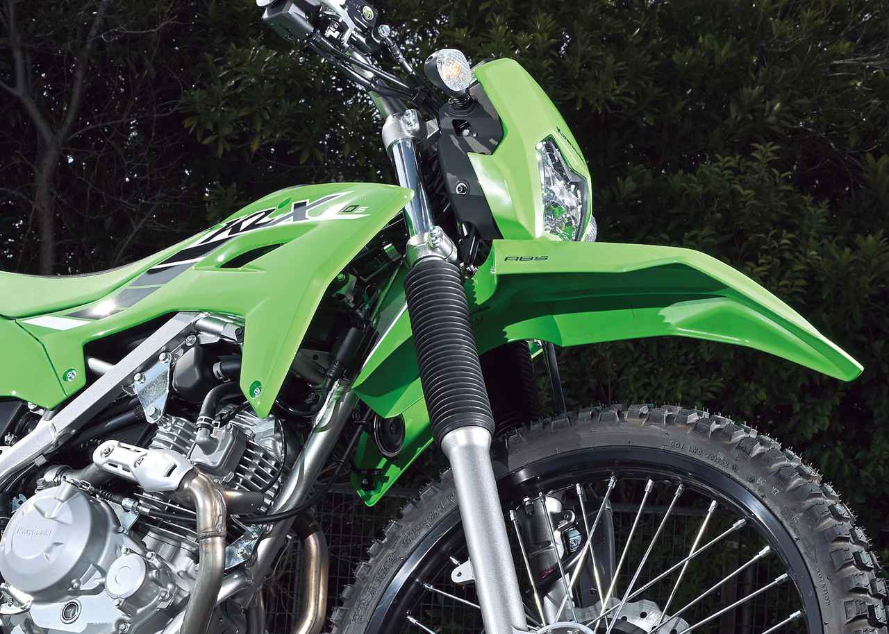 カワサキ新型「KLX230 S」｜アルミスイングアーム採用の本格フルサイズトレール！ (1/2) - webオートバイ