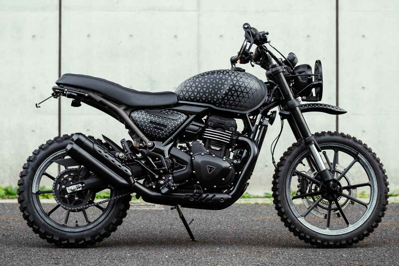 トライアンフとアパレルブランド「ホワイトマウンテニアリング」がコラボレーション！ カスタムしたスクランブラー400Xを公開 - webオートバイ