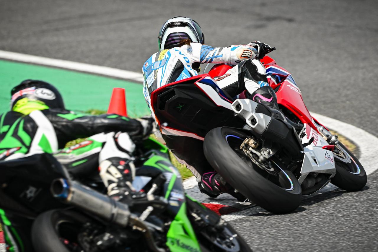 公道向けのタイヤとサーキット向けのタイヤはどう違う？ ブリヂストンのRS10からR11に換えてみた【葉月美優のバイク用品レポート】 - web ...